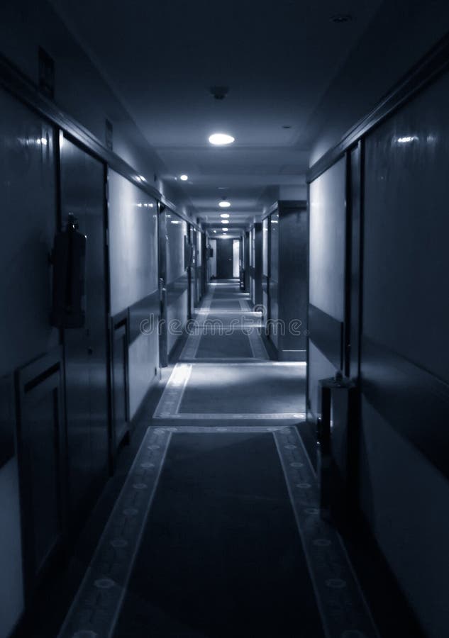 Pasillo oscuro imagen de archivo. Imagen de extracto - 39457177