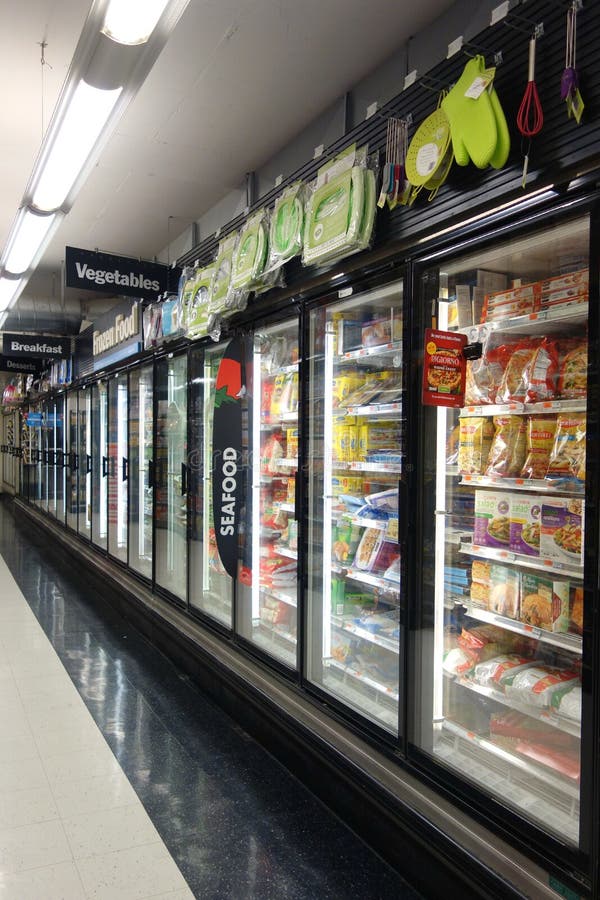 Comida Congelada En Congeladores Del Supermercado Imagen editorial ...