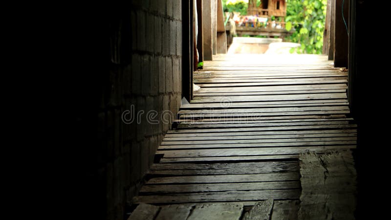 Pasillo oscuro y largo foto de archivo. Imagen de moderno - 146209696