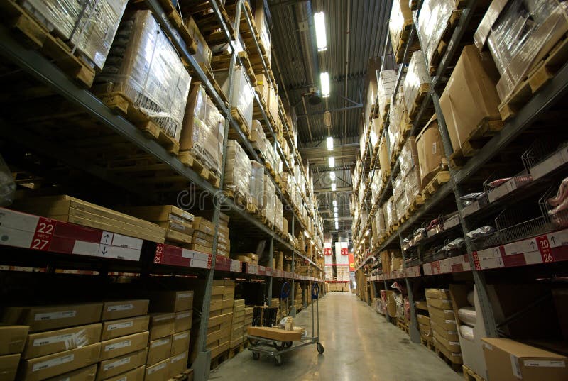 Pasillo Y Carretilla De Mano Del Almacén Foto de archivo - Imagen de ...