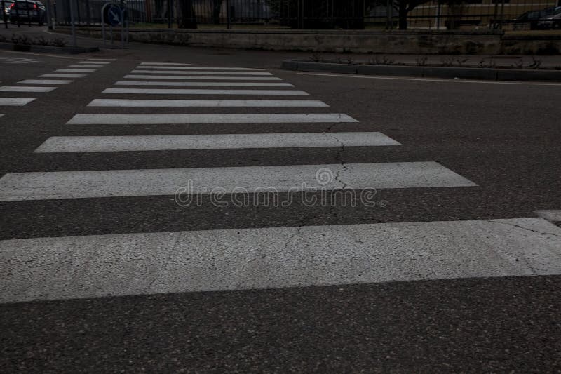Paso De Cebra Por Una Carretera Imagen de archivo - Imagen de asfalto ...