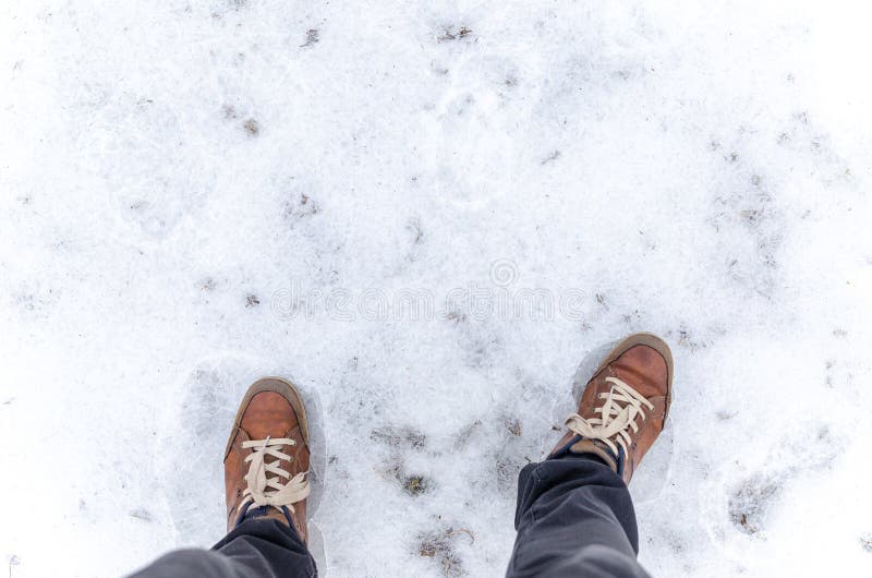 Paso en la tierra helada foto de archivo. Imagen de senderismo - 98427654