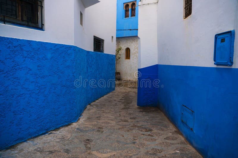 Passage Bleu Et Blanc De Rue Dans Asilah, Maroc Image stock - Image du ...