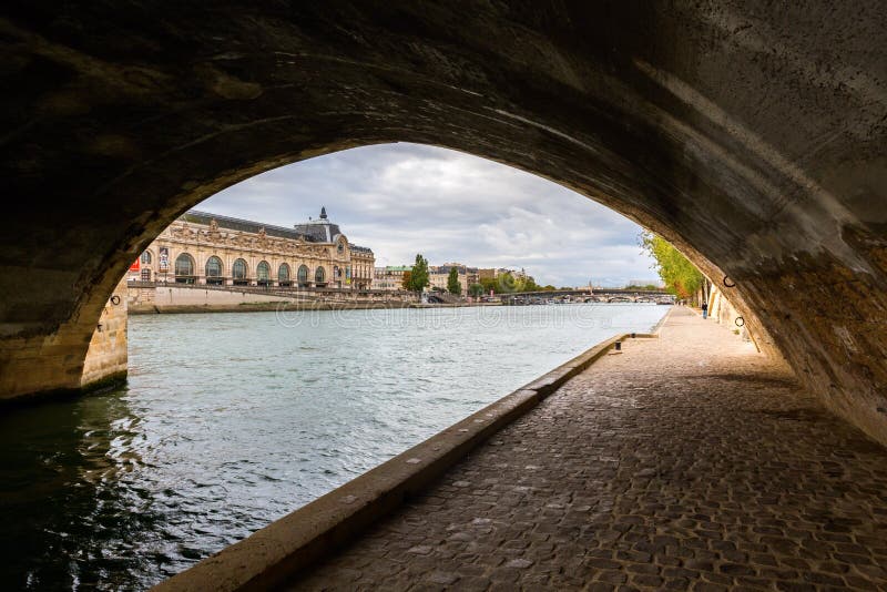 Passage Souterrain D'un Pont De La Seine à Paris Photo stock éditorial ...