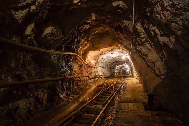 Passage De Mine Souterraine Avec Des Rails Image stock - Image du ...