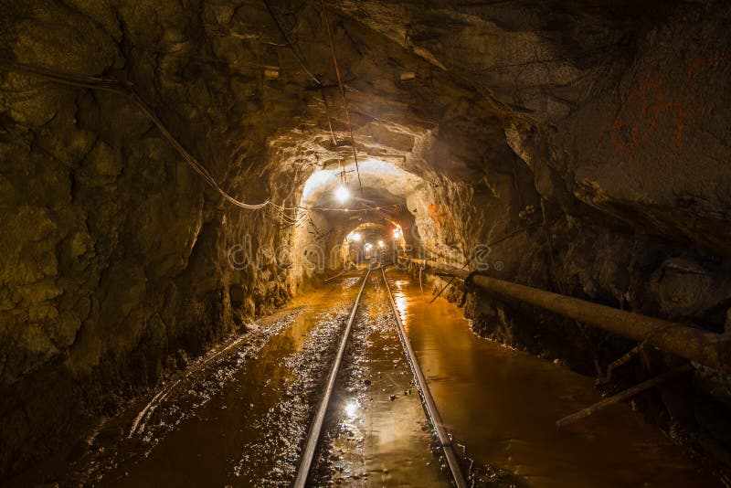 Chargeuse Souterraine De Minerai De Mine D'or Image stock - Image of ...