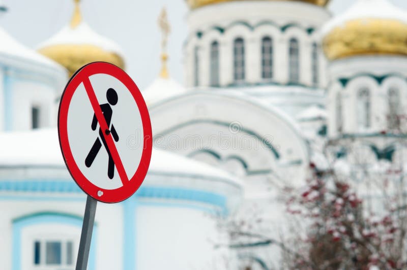 Passagem Proibida Na Estrada Imagem de Stock - Imagem de nuvem, fundo ...