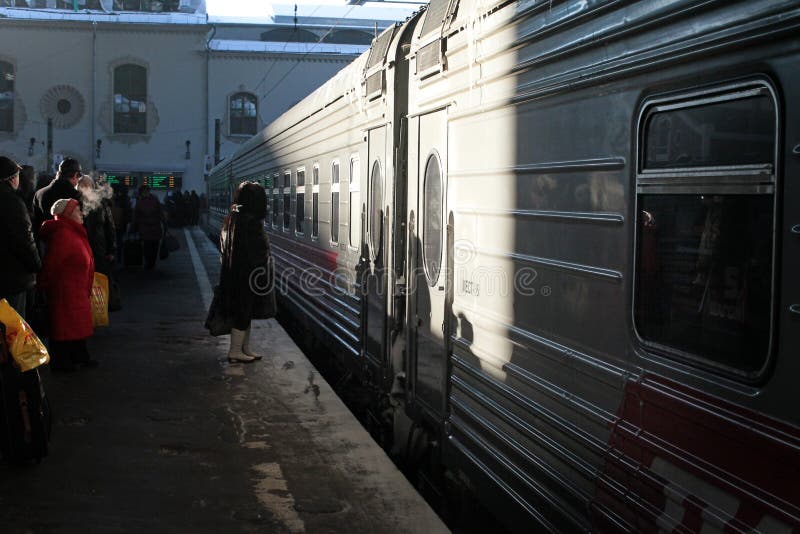 Passagiere Im Zug an S-bahnstation in Berlin, Deutschland ...