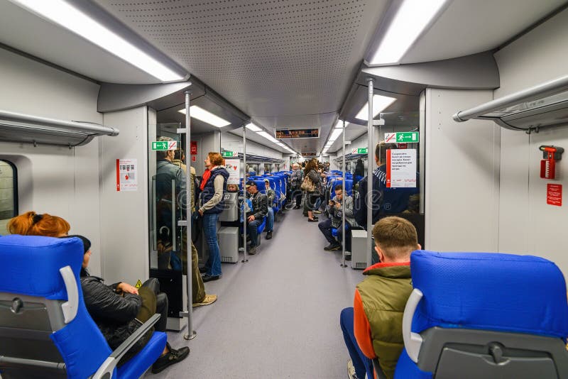 Passagiers in De Auto Van Een Passagierstrein Redactionele Afbeelding ...