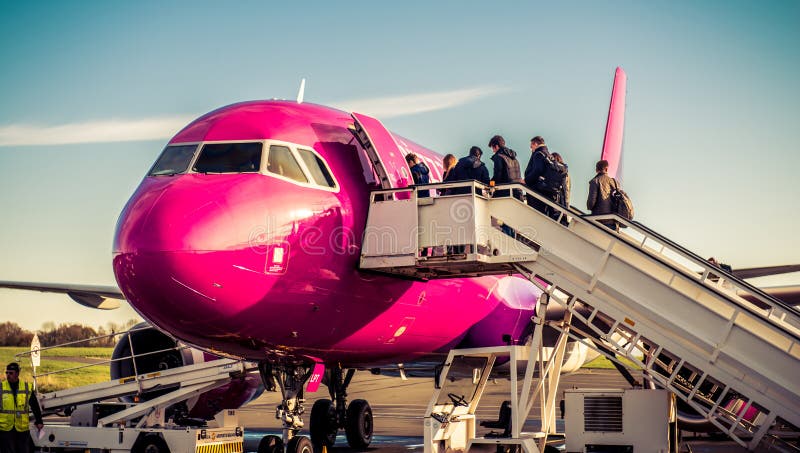 Passagiers aan boord gaan redactionele fotografie. Image of vakantie ...