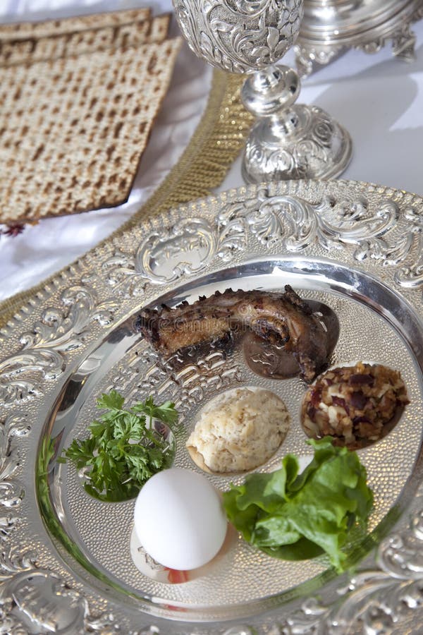 Seder-Tablett für Pessach stockfoto. Bild von zeremonie - 29093734