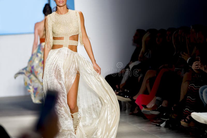 Passarela Dos Modelos No Desfile De Moda Foto Editorial - Imagem de ...