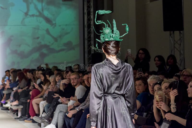 Passarela Dos Modelos No Desfile De Moda Foto Editorial - Imagem de ...