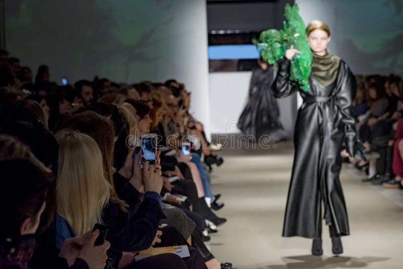 Passarela Dos Modelos No Desfile De Moda Imagem de Stock Editorial ...