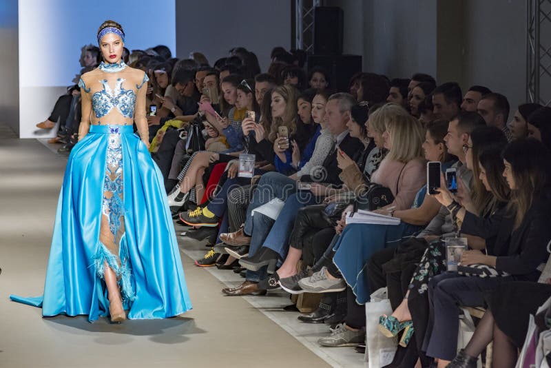 Passarela Dos Modelos No Desfile De Moda Imagem de Stock Editorial ...