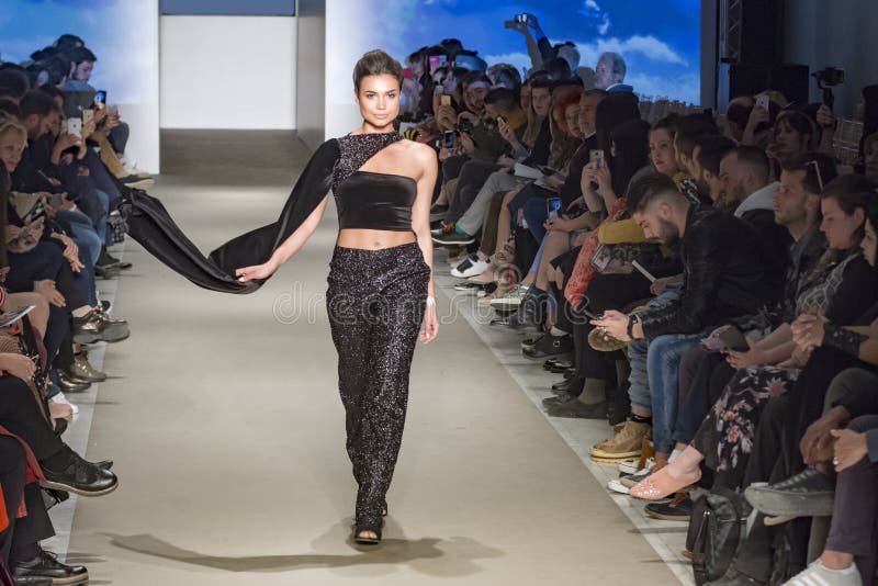 Passarela Dos Modelos No Desfile De Moda Imagem de Stock Editorial ...