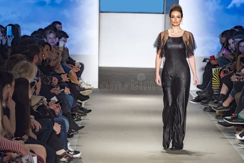 Passarela Dos Modelos No Desfile De Moda Imagem de Stock Editorial ...