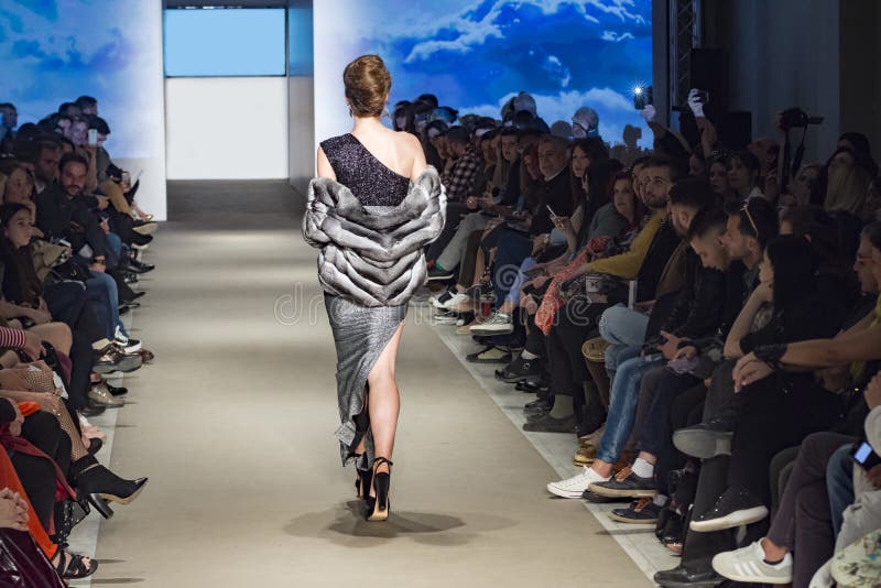 Passarela Dos Modelos No Desfile De Moda Imagem Editorial - Imagem de ...