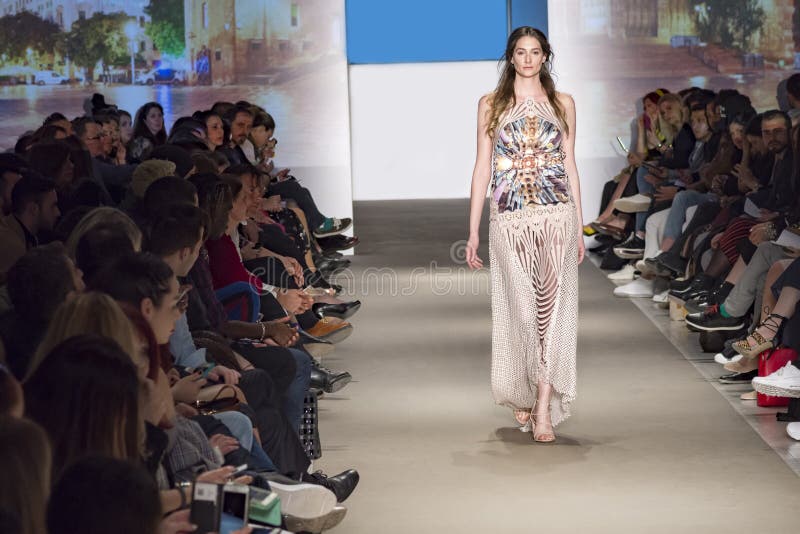 Passarela Dos Modelos No Desfile De Moda Imagem de Stock Editorial ...
