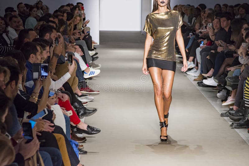 Passarela Dos Modelos No Desfile De Moda Imagem Editorial - Imagem de ...