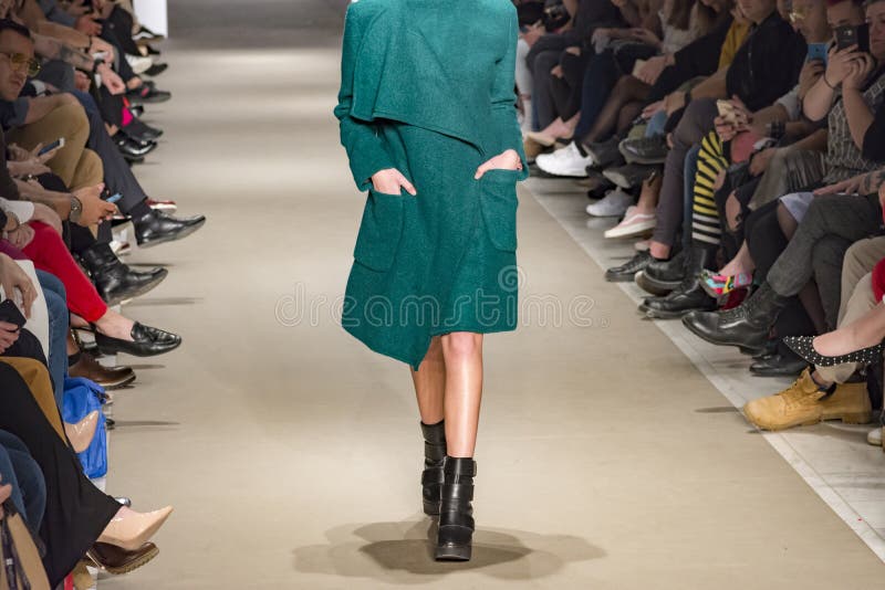 Passarela Dos Modelos No Desfile De Moda Imagem Editorial - Imagem de ...