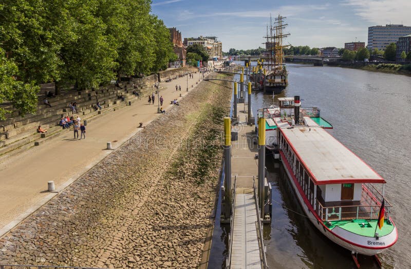 Passeio Ao Longo Do Rio Weser Em Brema Imagem de Stock Editorial ...
