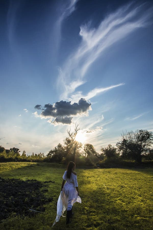 Passeio Da Mulher Do Curandeiro Imagem de Stock - Imagem de poncho ...