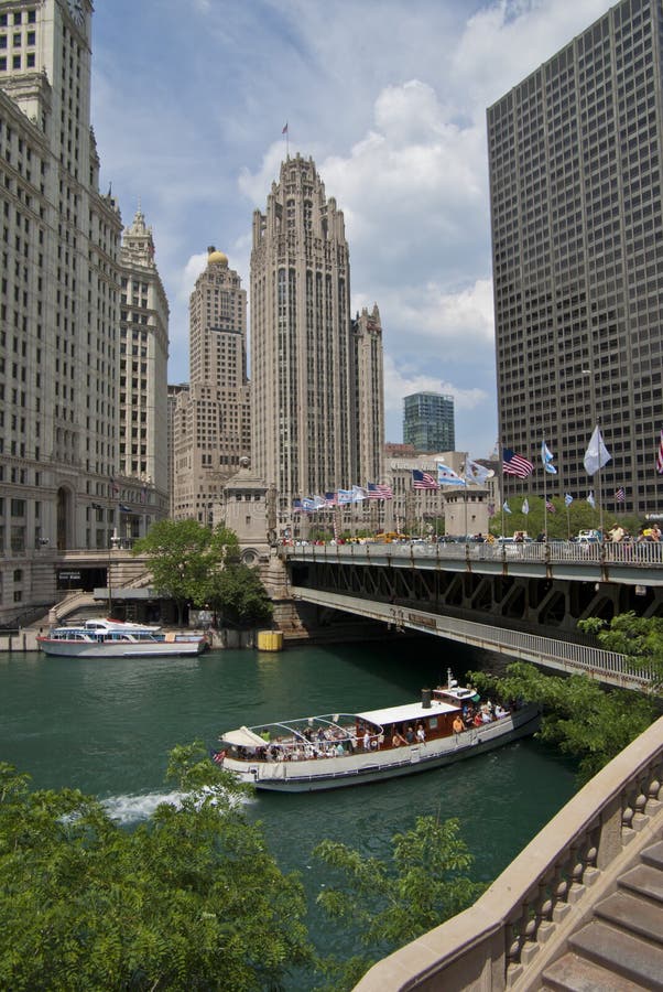 Passeio Do Barco No Rio De Chicago Foto de Stock Editorial - Imagem de ...