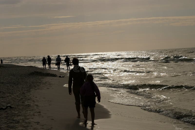 Passeio pelo mar na noite foto de stock. Imagem de feriados - 1015202