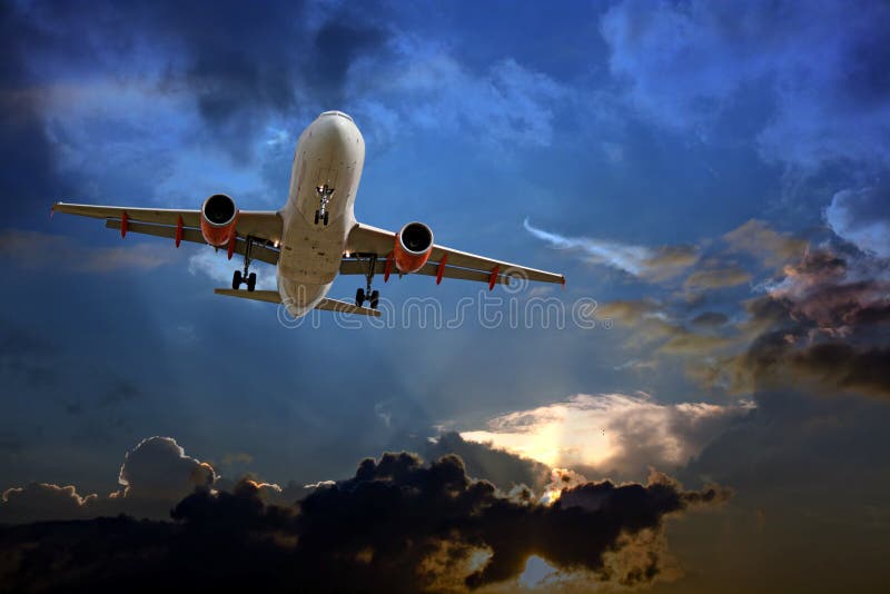 Passenger Jet Plane Flying Low Over Rough Water Stock Photo - Image of ...