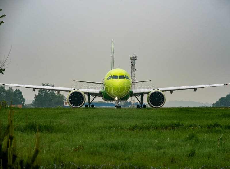 408 Front View Passenger Jet Taxiing Airport Stock Photos - Free ...