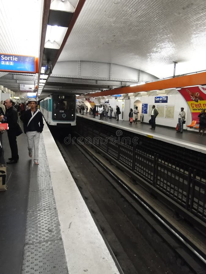 Passengers Await the Arrival of a Train Editorial Photo - Image of ...