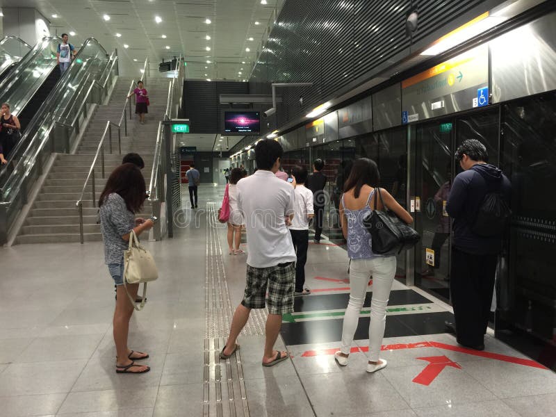 Passengers at Underground Train Platform Editorial Photo - Image of ...