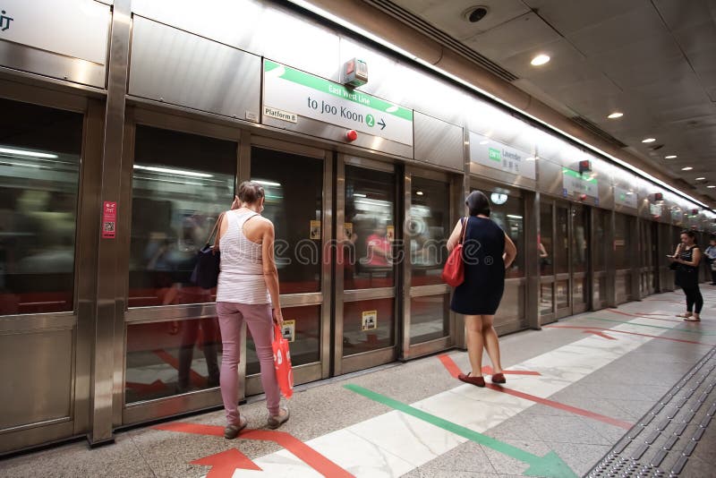 Passengers Waiting in Lavender MRT Subway Station, Singapore. Editorial ...