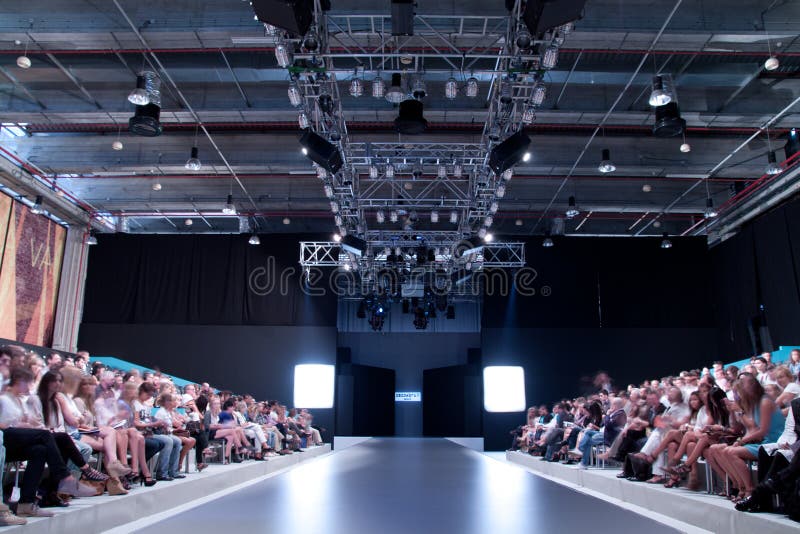 Sfilata Di Moda, Un Evento Della Passerella Fotografia Stock Editoriale ...