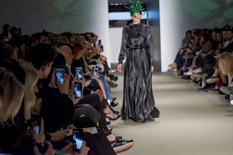 La Passerella Dei Modelli Alla Pista Durante La Sfilata Di Moda ...