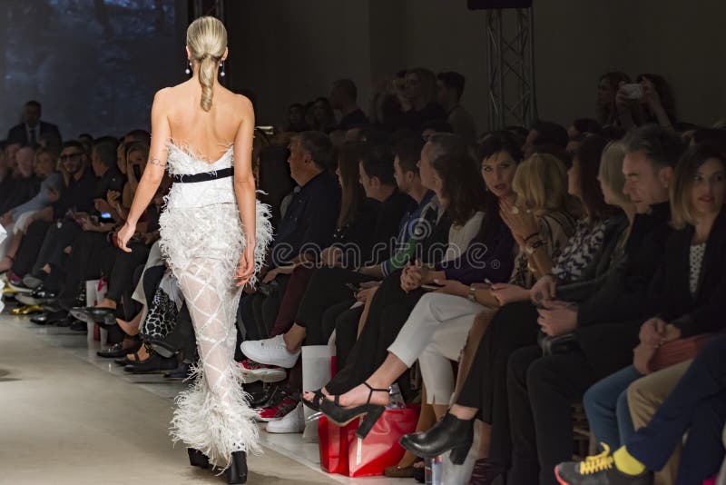 La Passerella Dei Modelli Alla Pista Durante La Sfilata Di Moda ...