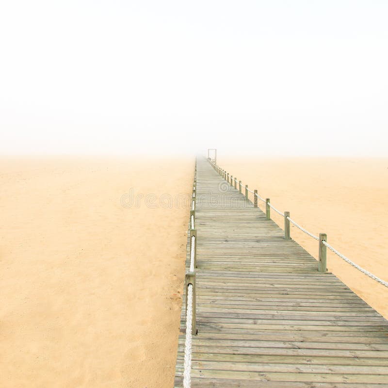 Passerella Di Legno Su Un Fondo Nebbioso Della Spiaggia Della Sabbia ... Passerella Di Legno Su Un Fondo Nebbioso Della Spiaggia Della Sabbia ...