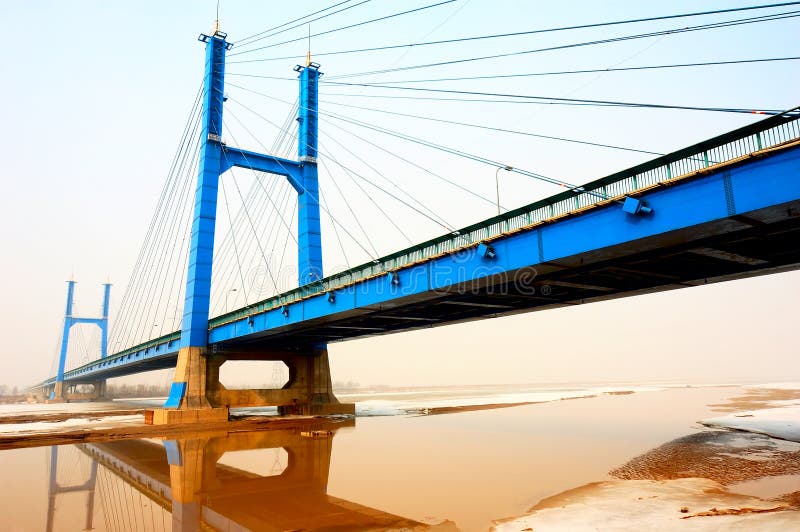 Passerelle Moderne Au-dessus De Fleuve Image stock - Image du ...