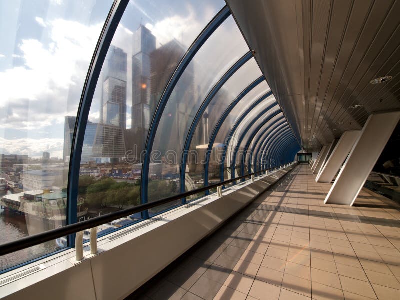 Passerelle Couverte Moderne Photo stock - Image du neuf, couvert: 10972276