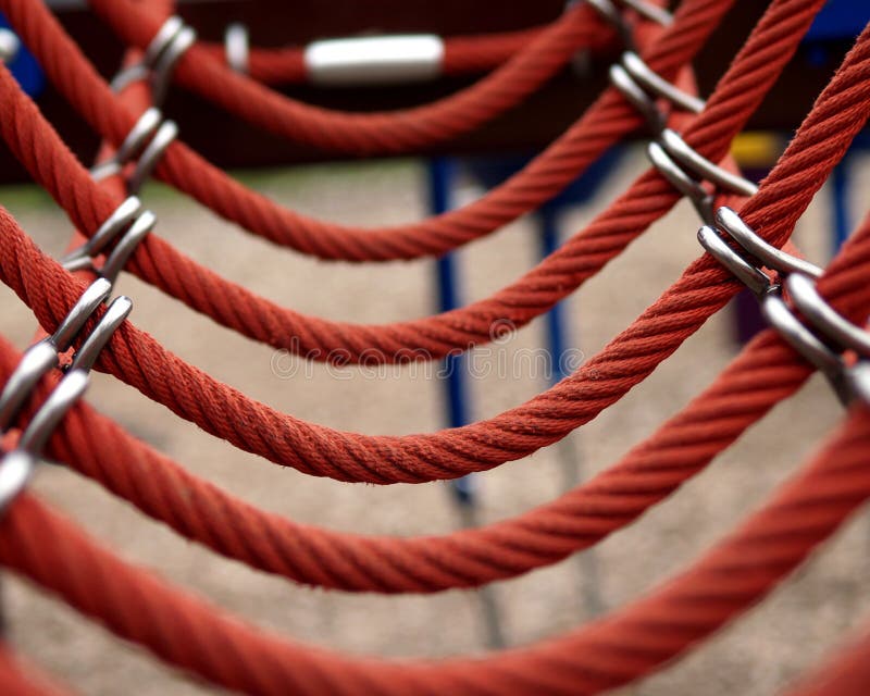 Passerelle de corde rouge photo stock. Image du explorez - 916406