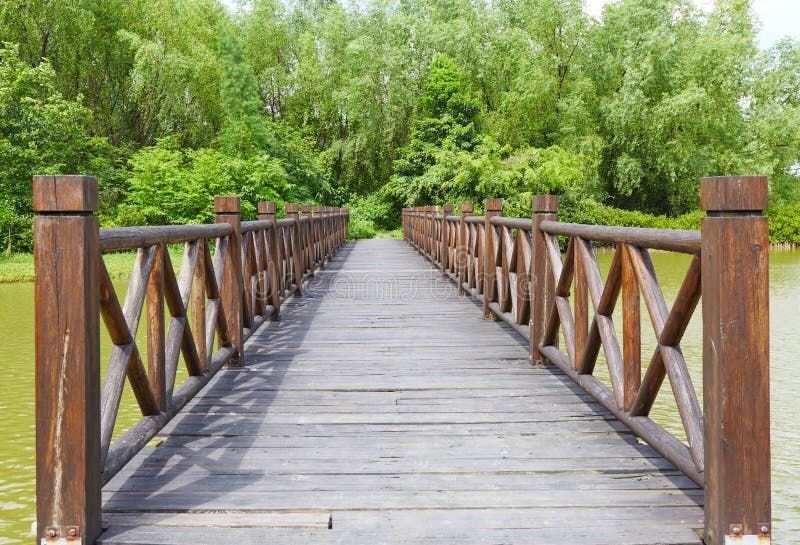 Pont En Bois De Chinois Traditionnel Dans Le Jardin Chinois Antique ...