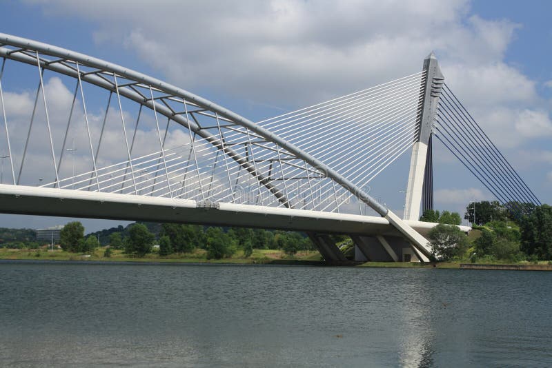 Pont moderne image stock. Image du voûte, construction - 38458031