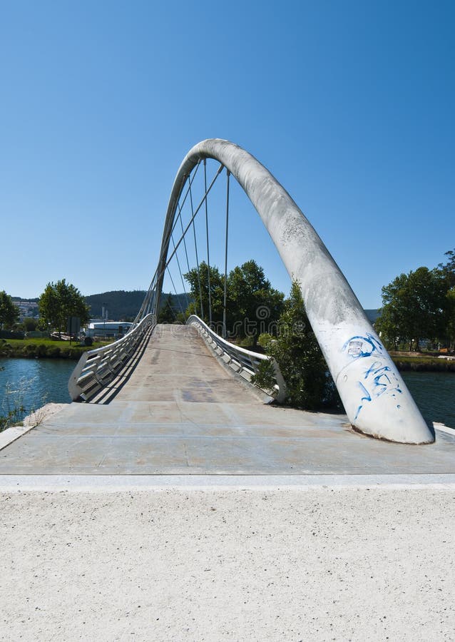 Passerelle moderne - 2 image stock. Image du moderne - 19977091
