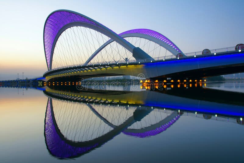 Pont moderne image stock. Image du voûte, construction - 38458031