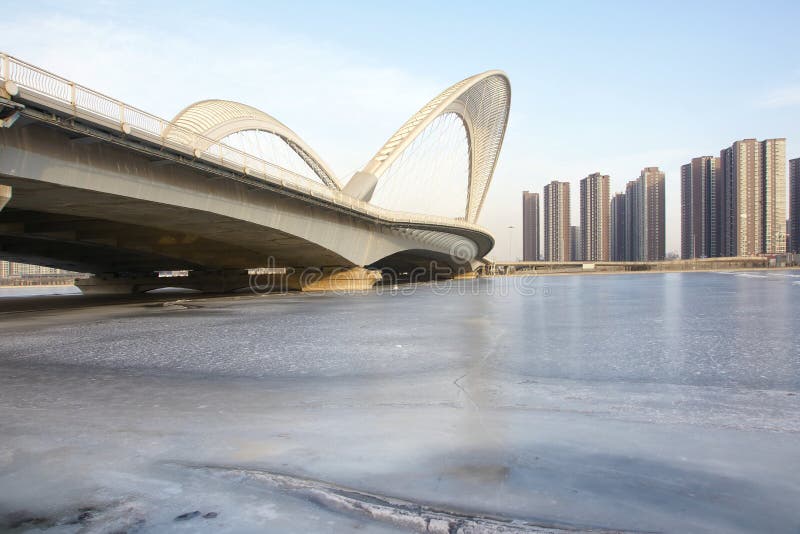 Pont moderne image stock. Image du voûte, construction - 38458031