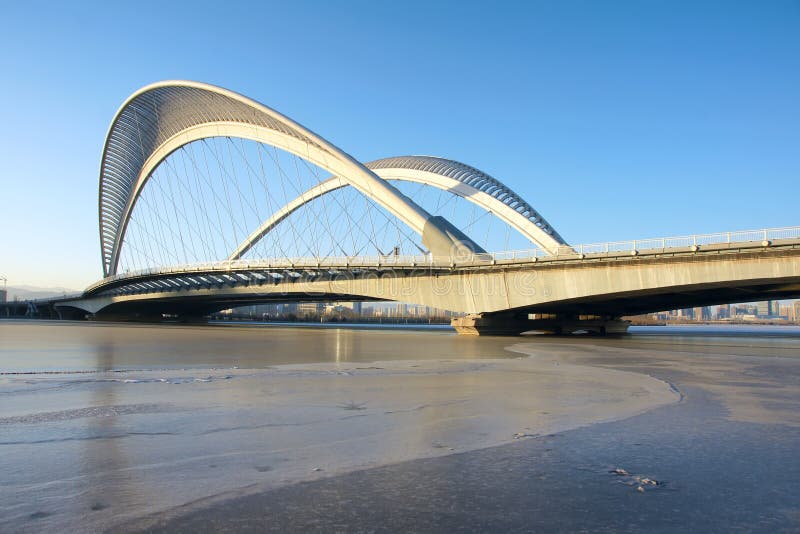 Passerelle moderne photo stock. Image du horizontal, bleu - 28424852