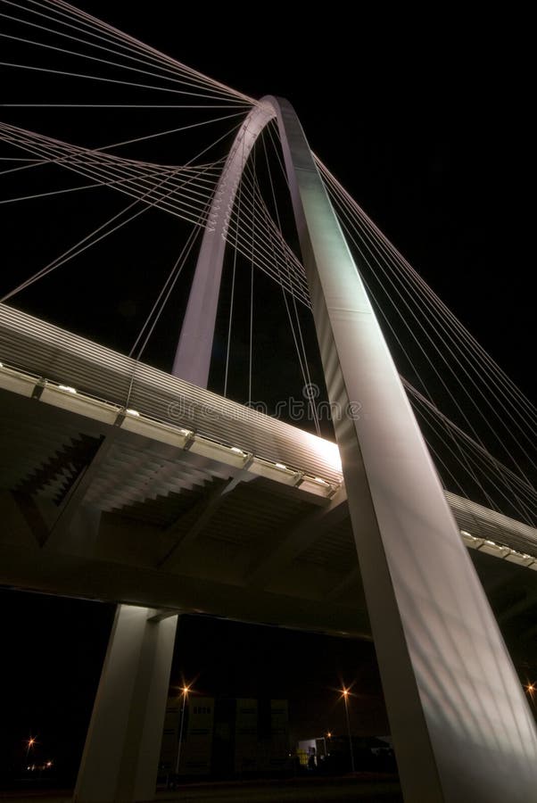 Pont moderne image stock. Image du voûte, construction - 38458031