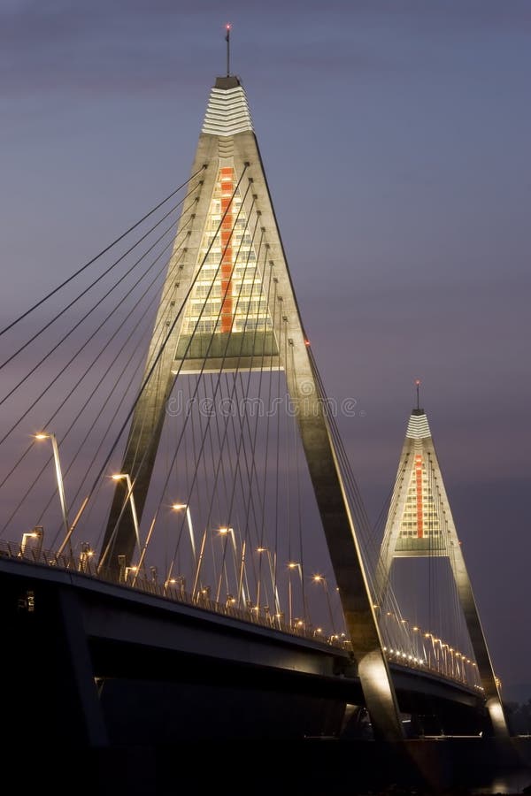 Pont moderne image stock. Image du voûte, construction - 38458031