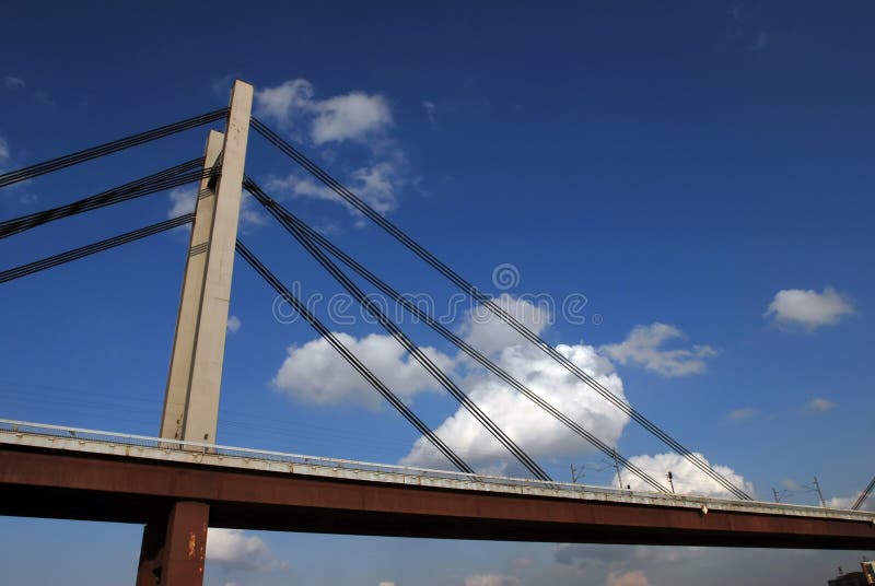 Passerelle Moderne Au-dessus De Fleuve Image stock - Image du rouille ...